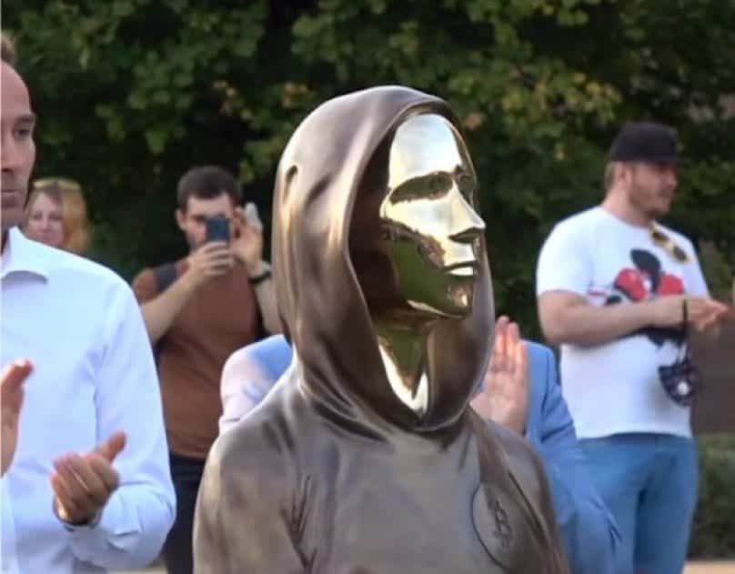 Satoshi Nakamoto-standbeeld onthuld in Hongarije | Beste Bank | Beste Bank